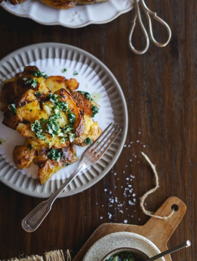 Batata a murro (com molho de alho & ervas) - Oksana Zagoruy